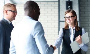 deal with / deal inの意味と使い方 | ネイティブと英語について話したこと