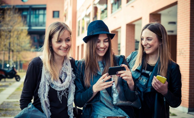 hang aroundとhang outの違い | ネイティブと英語について話したこと