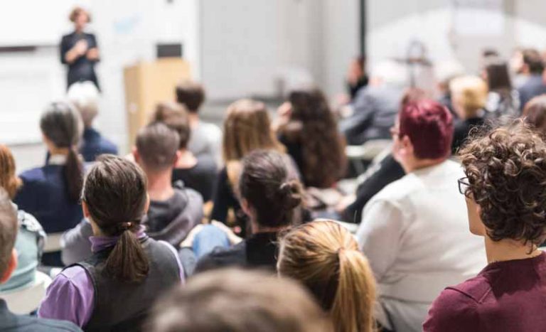 sit inとsit onの違い、椅子に座るはどちらか？ | ネイティブと英語について話したこと