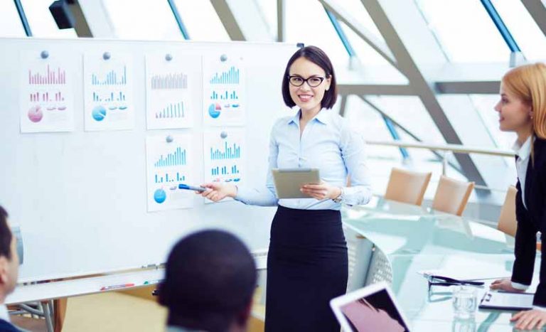 point out / point atの意味と使い方 | ネイティブと英語について話したこと