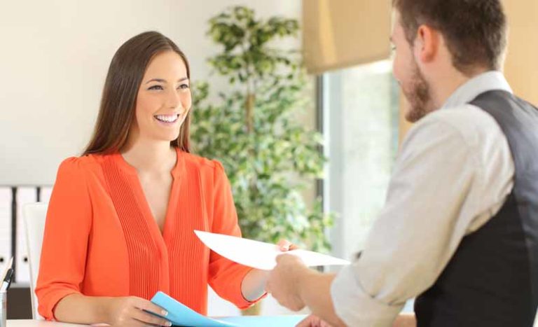 pass onの意味と使い方 | ネイティブと英語について話したこと