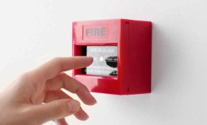 set off（作動させる・引き起こす・怒らせる）の意味と使い方 | ネイティブと英語について話したこと