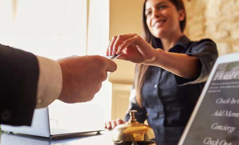 check in / check on / check in onの意味と使い方の違い | ネイティブと英語について話したこと