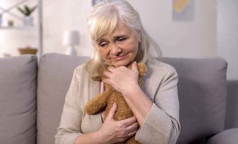 hold on to / hold ontoの意味と使い方 | ネイティブと英語について話したこと